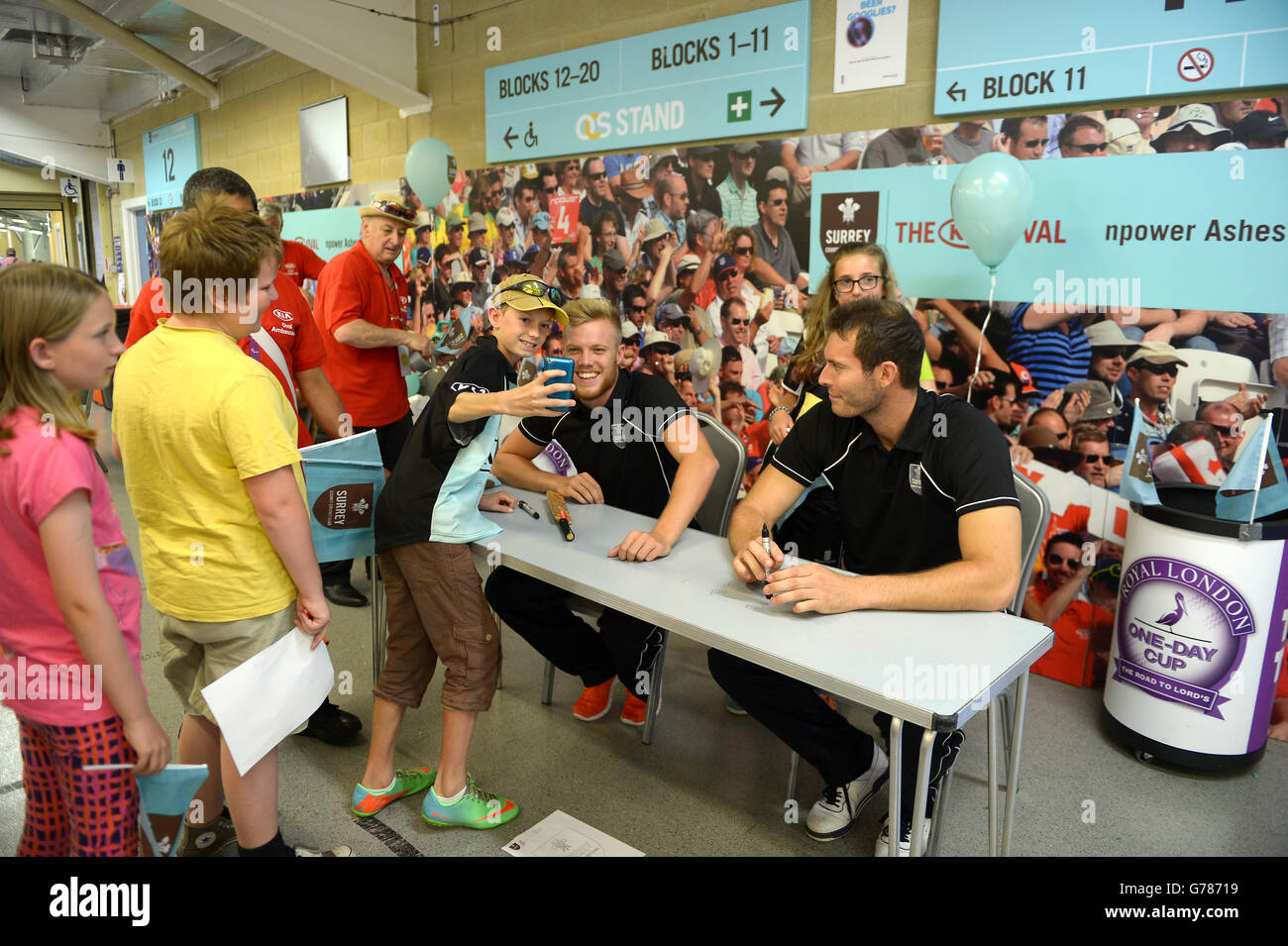 Autograph signing queue hi-res stock photography and images - Alamy