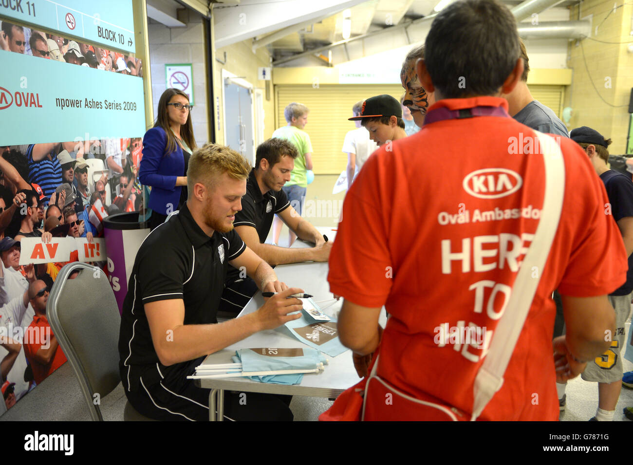 Autograph signing queue hi-res stock photography and images - Alamy