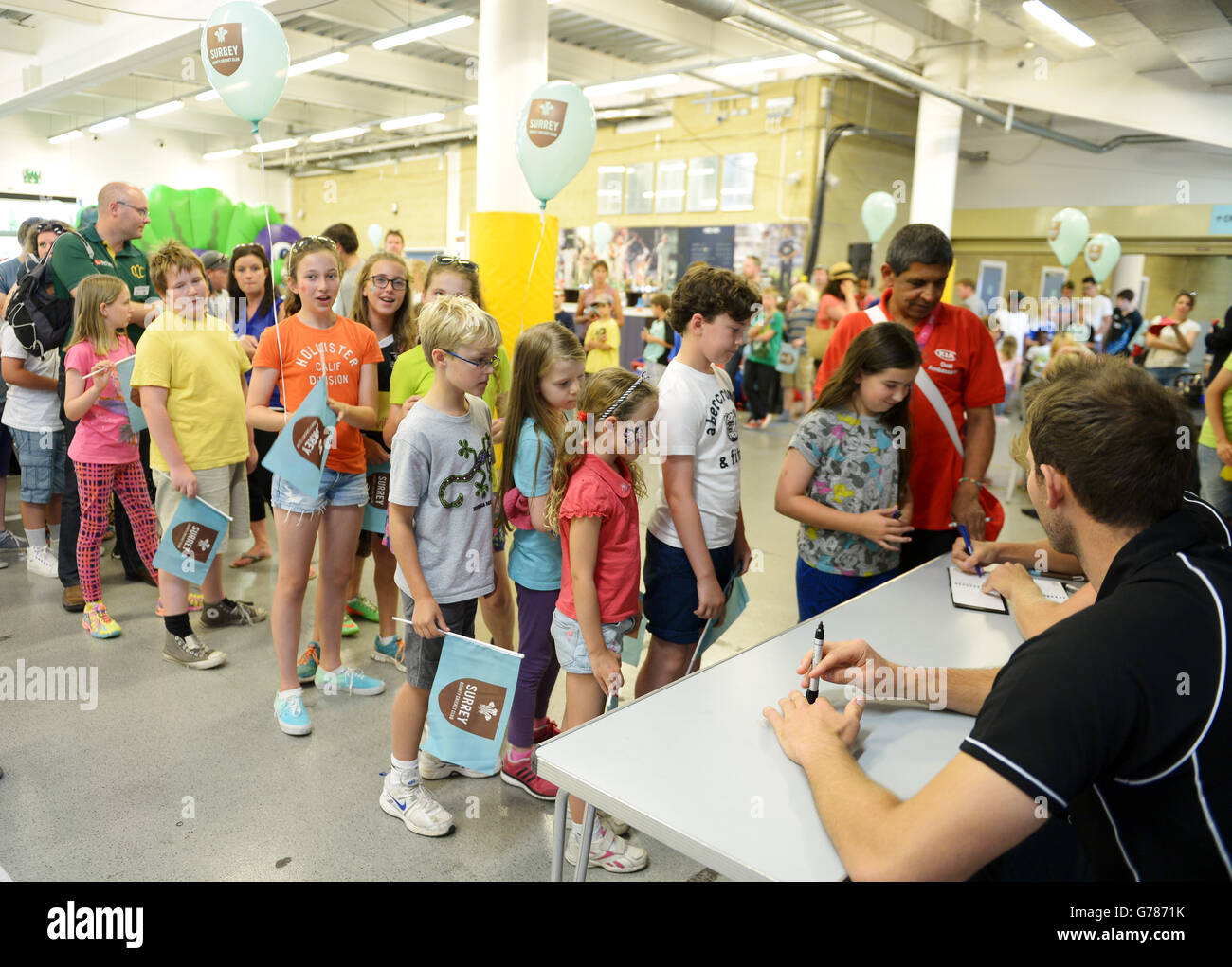 Autograph signing queue hi-res stock photography and images - Alamy
