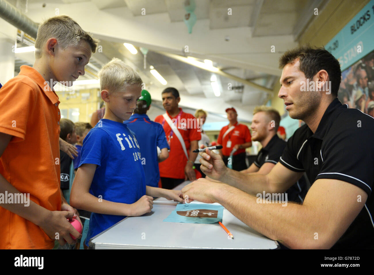 Autograph signing queue hi-res stock photography and images - Alamy