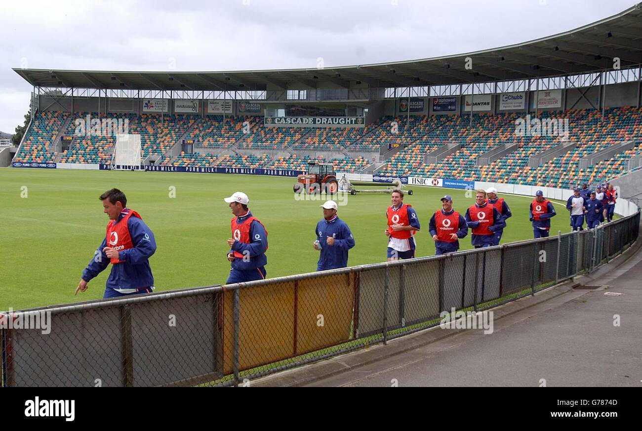 Running around oval hi-res stock photography and images - Alamy