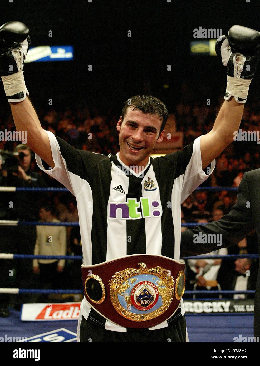 Joe Calzaghe v Tocker Pudwill Stock Photo - Alamy