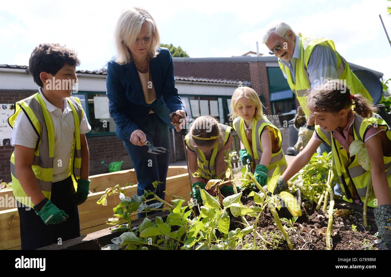 Environment Secretary Elizabeth Truss meeting pupils at Barnes Primary ...