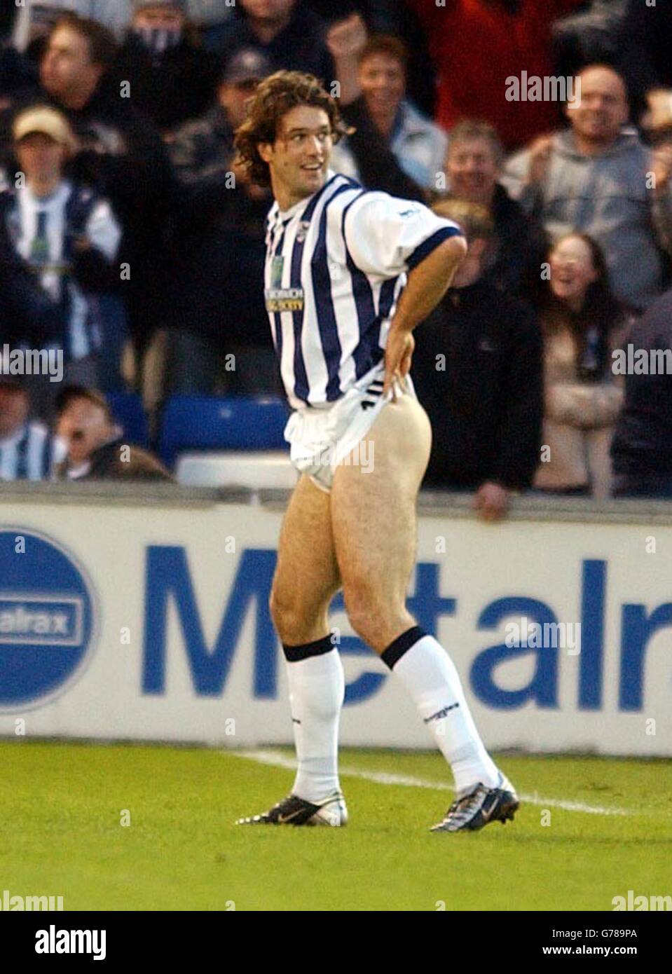 Andy johnson sport football action hi-res stock photography and images ...