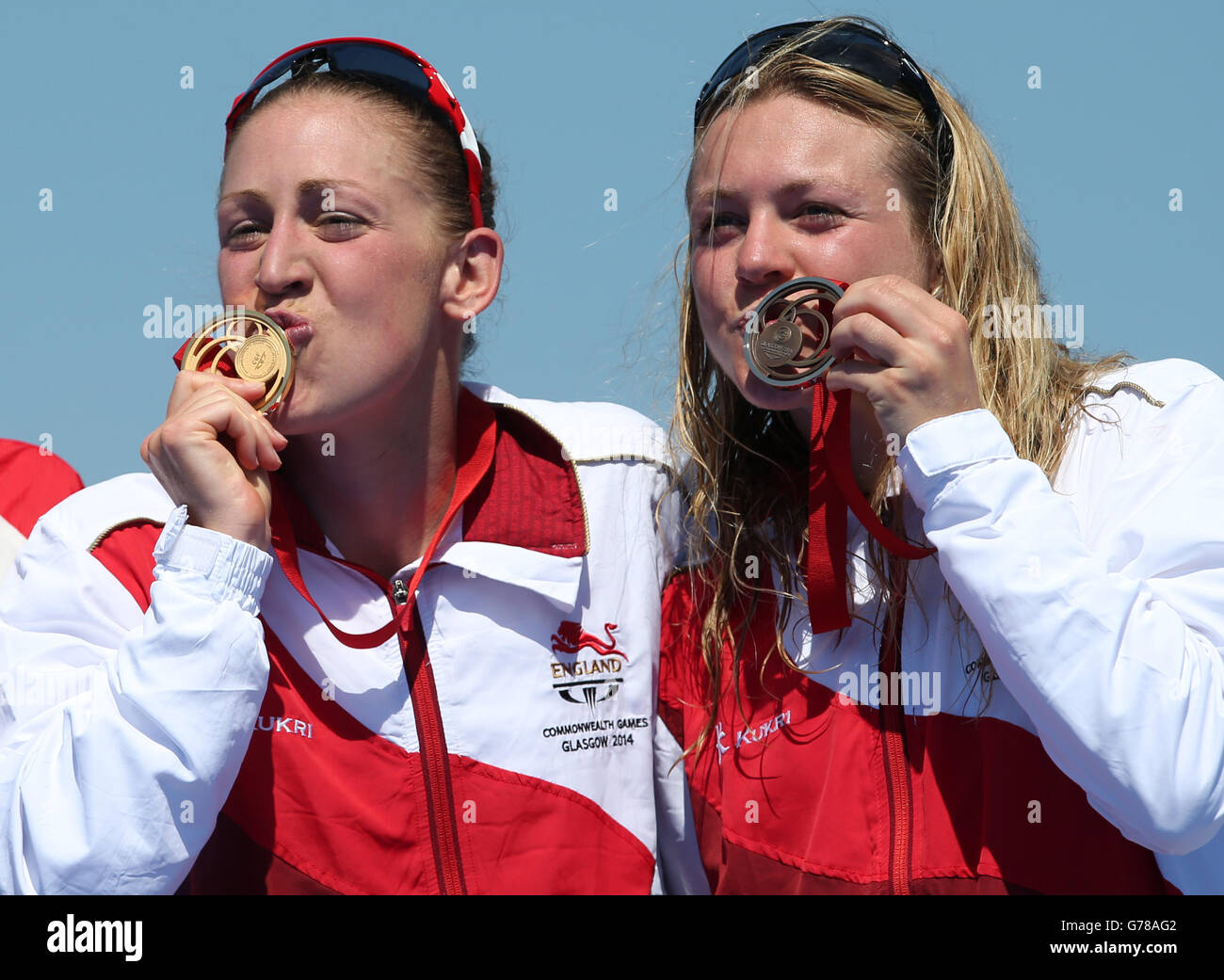 Englands Jodie Stimpson (left) with her gold medal after winning the ...