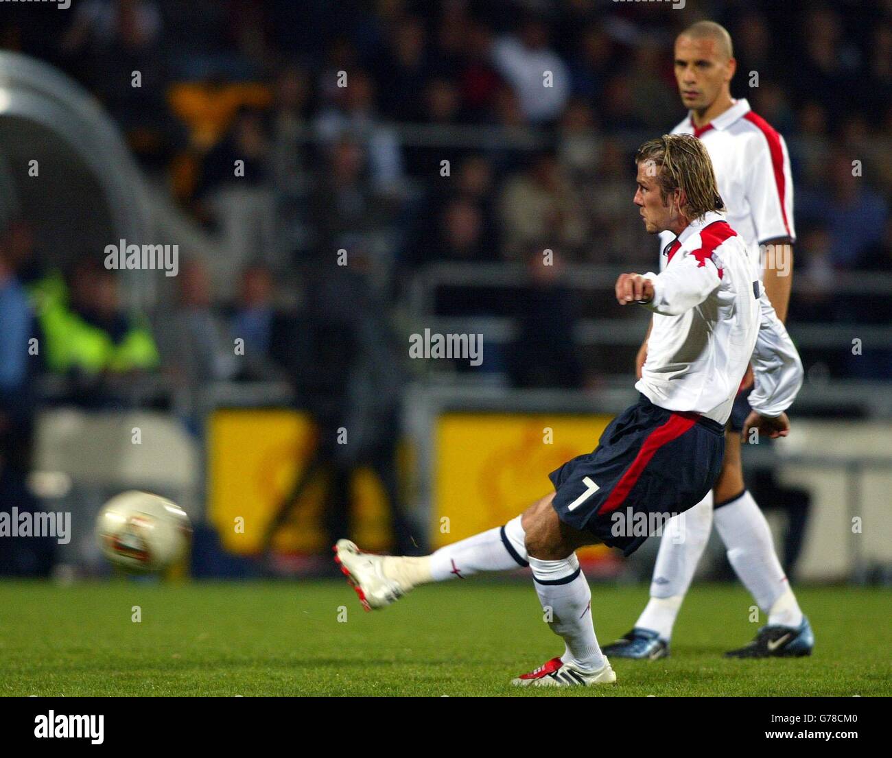 David beckham free kick england hi-res stock photography and images - Alamy