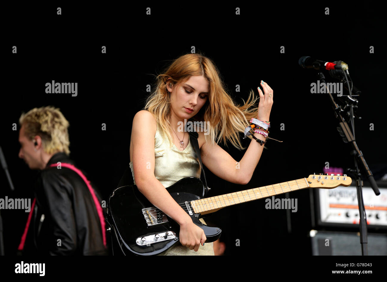 Ellie Rowsell of Wolf Alice performing on the Pyramid Stage at the ...