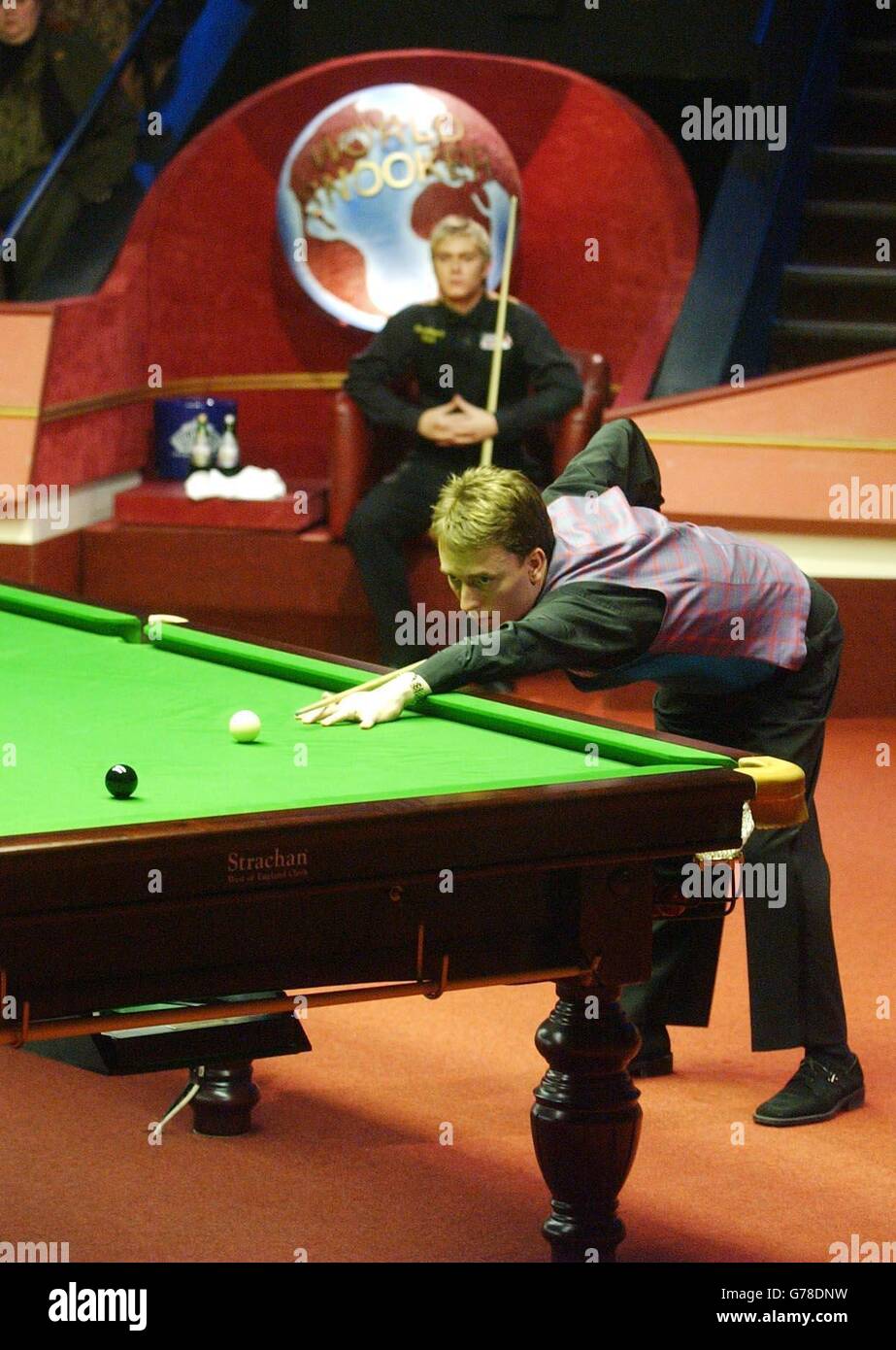 Action sport snooker paul hunter hi-res stock photography and images ...