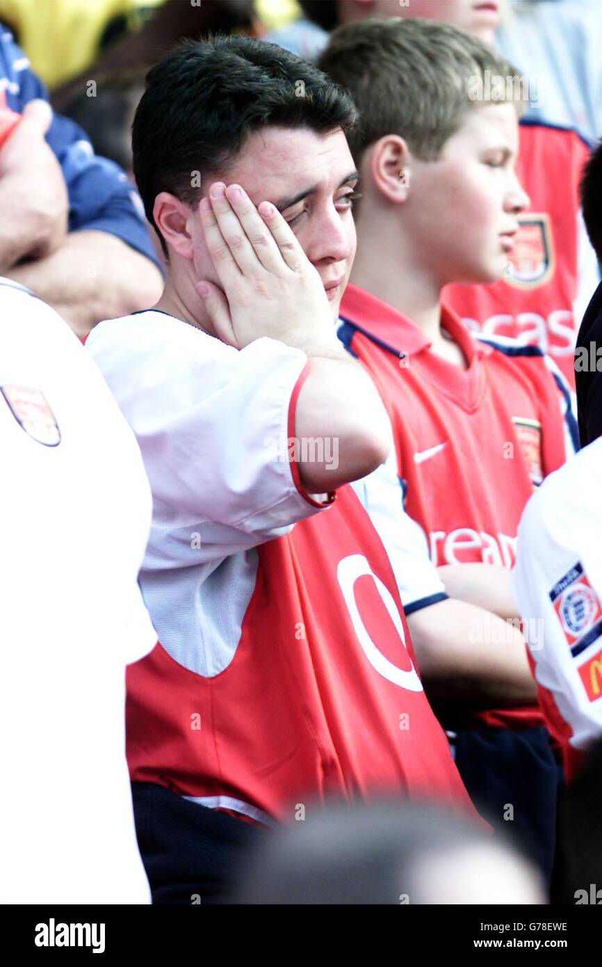 Crying fans hi-res stock photography and images - Alamy