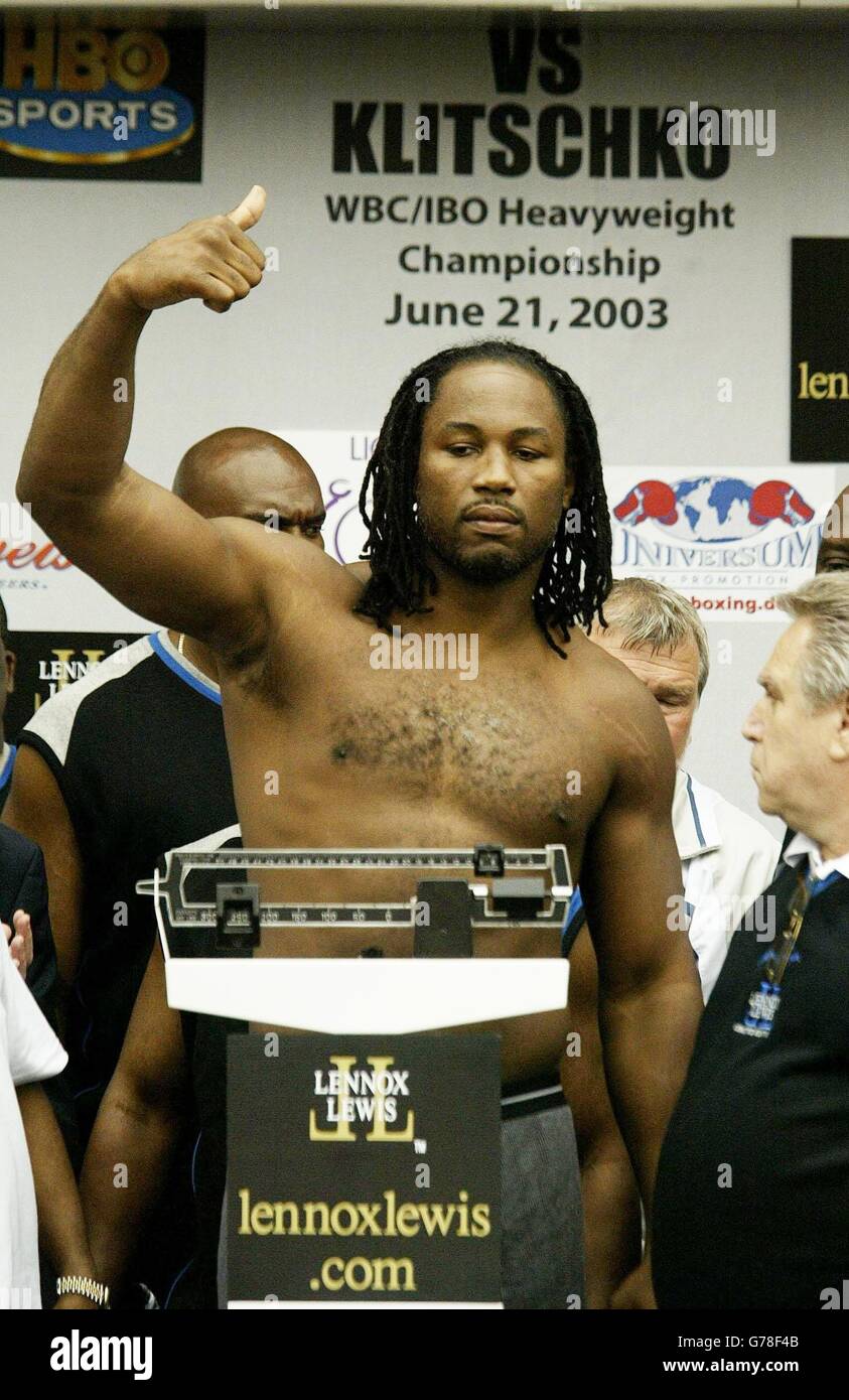 World heavyweight boxing champion lennox lewis gives thumbs up hi-res ...