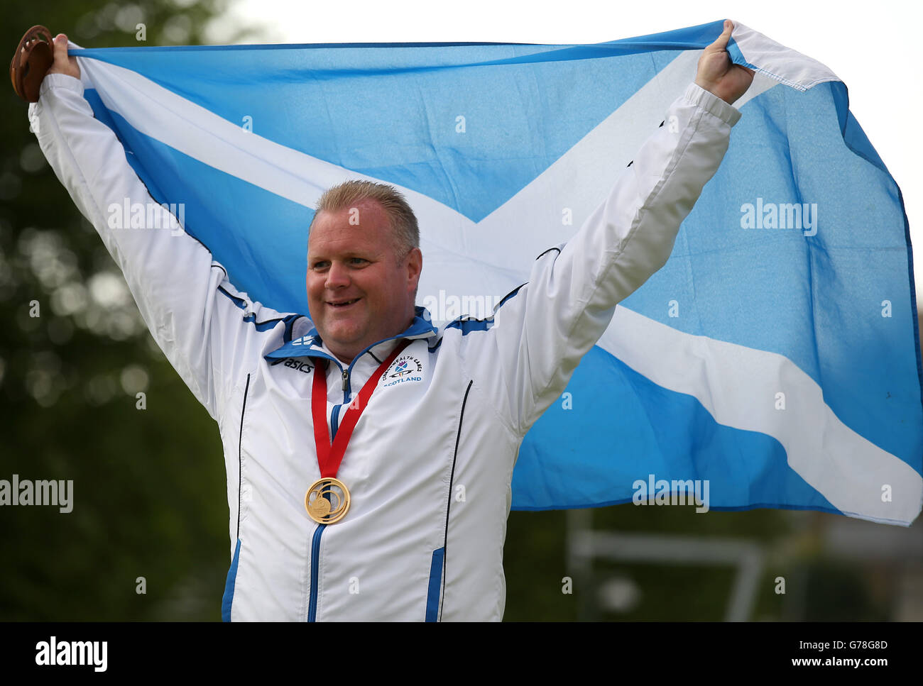Scotland's Darren Burnett with his gold medal after winning the Men's ...