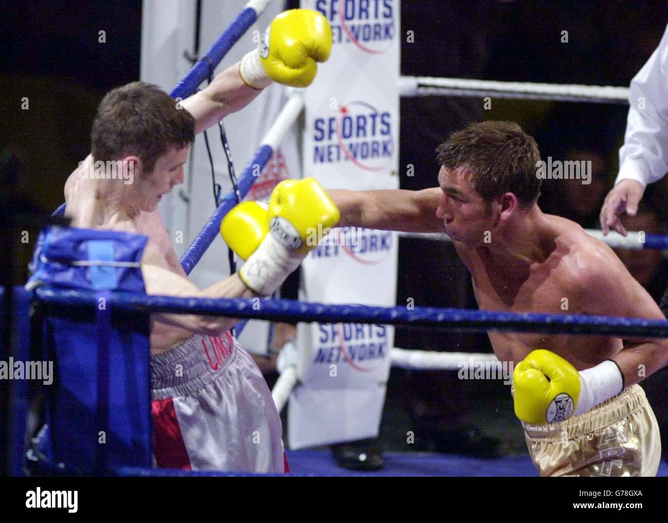 Alex Arthur (R) during his win over Willie Limond in their ...