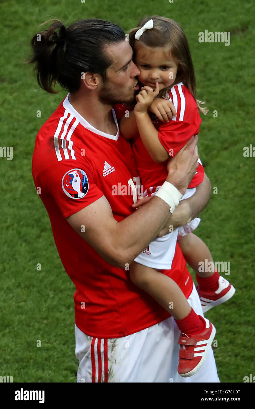 Wales' Gareth Bale celebrates with daughter Alba Violet during the ...