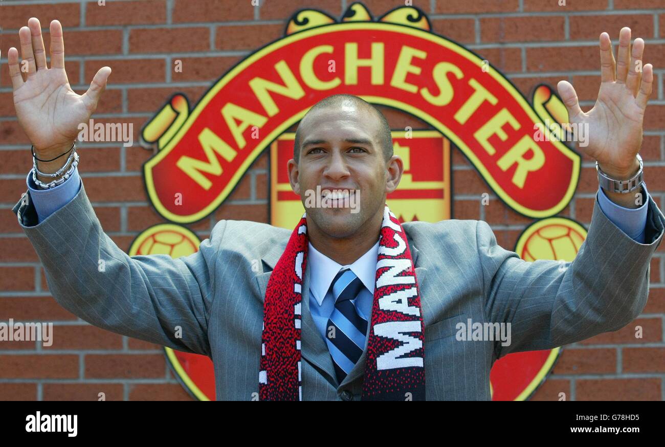 Manchester United's new signing, American goalkeeper Tim Howard, is ...