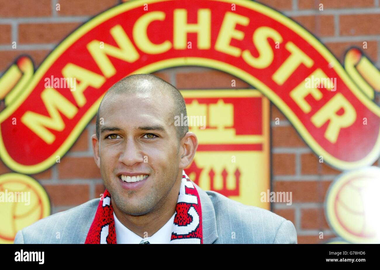 Manchester United sign Tim Howard Stock Photo - Alamy