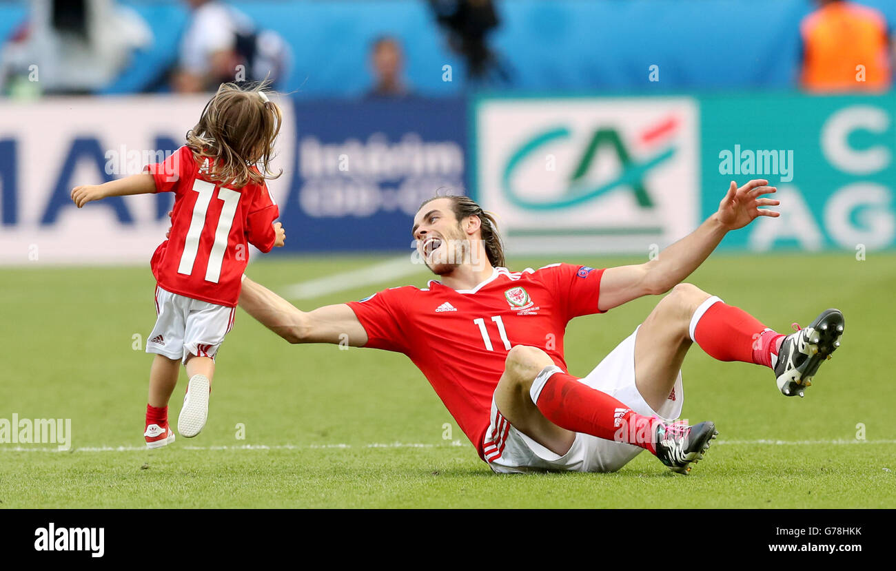Wales' Gareth Bale celebrates with daughter Alba Violet on the pitch ...