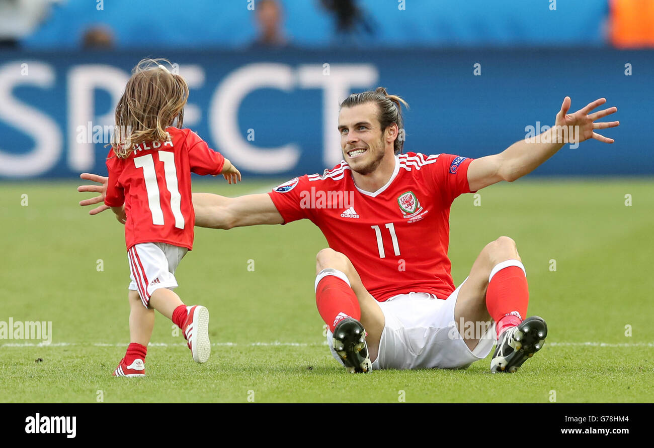 Wales' Gareth Bale celebrates with daughter Alba Violet on the pitch ...