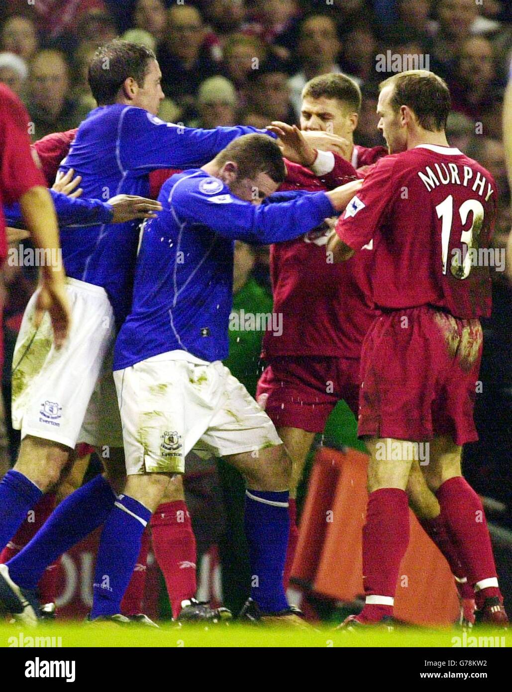 Football arguing fighting wayne rooney steven gerrard hi-res stock ...