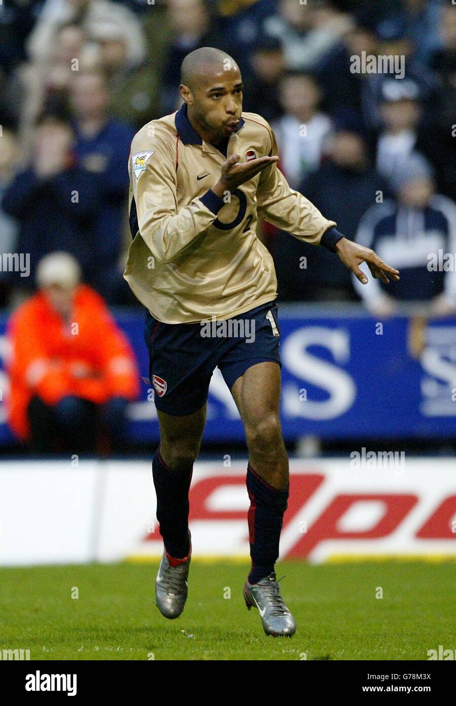 Thierry henry arsenal 2003 celebrates hi-res stock photography and ...