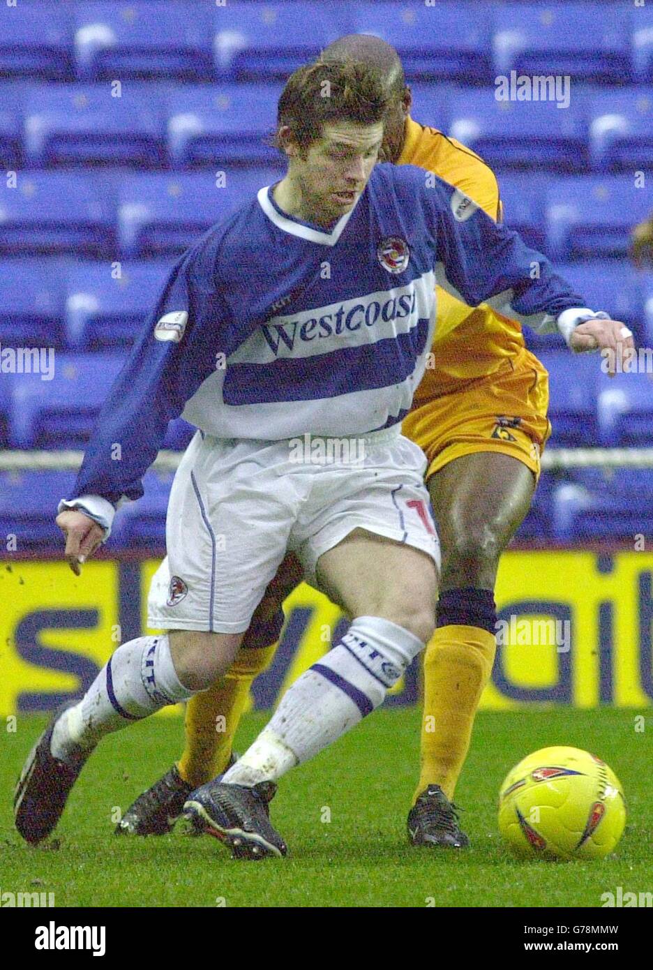 Reading's Jamie Cureton (L) goes past Leicester's Andy Impey during the ...