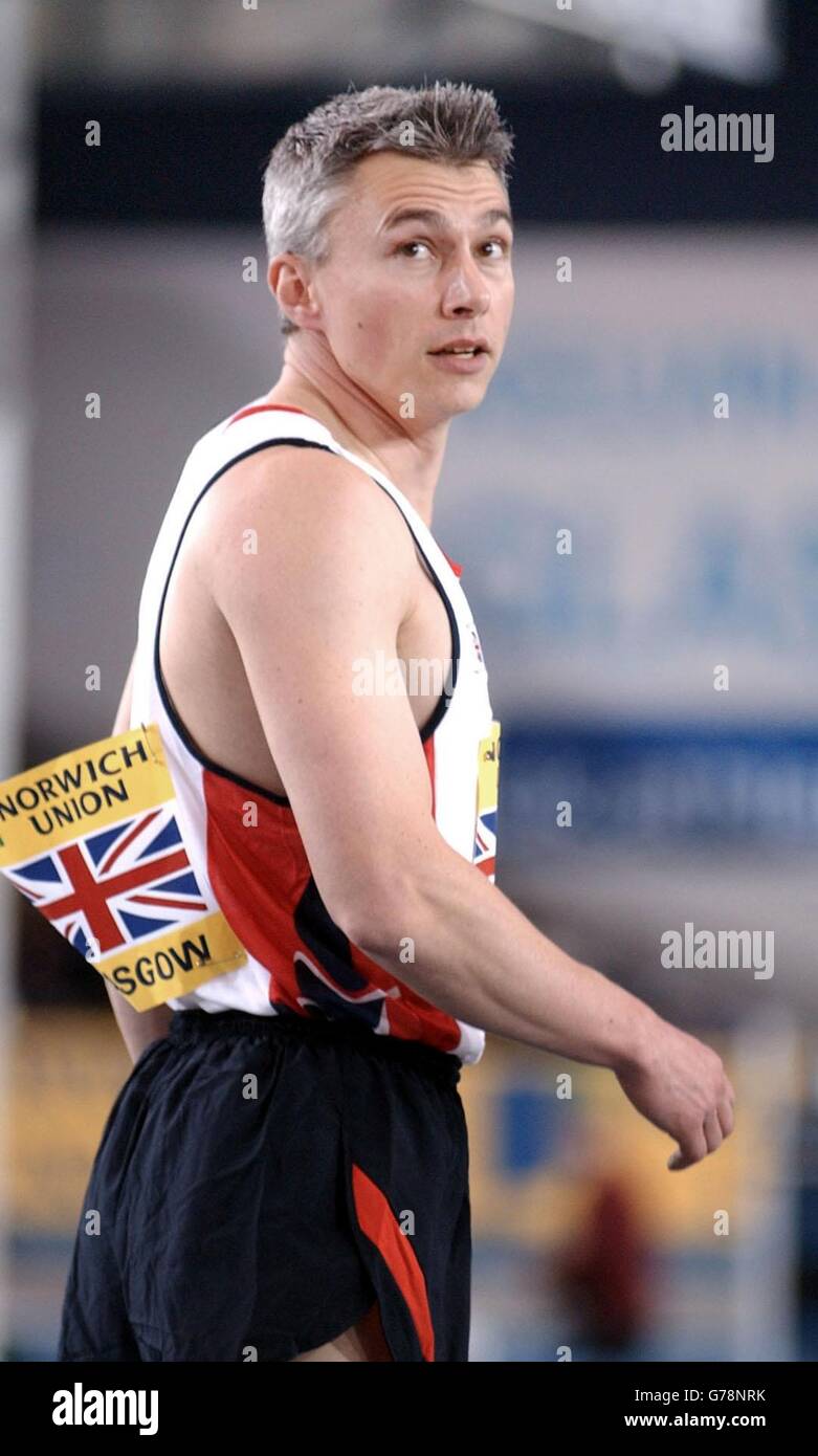 Jonathan edwards in action in the triple jump hi-res stock photography ...