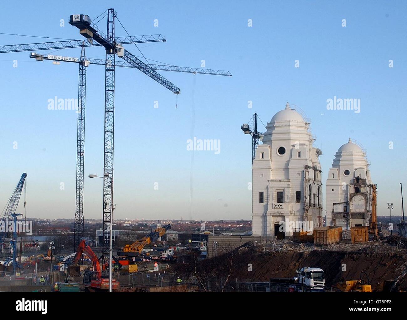 Wembley stadium twin towers hi-res stock photography and images - Alamy
