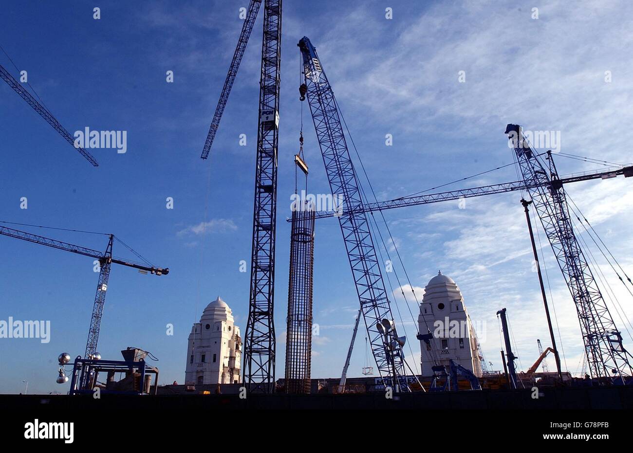 Wembley stadium twin towers hi-res stock photography and images - Alamy