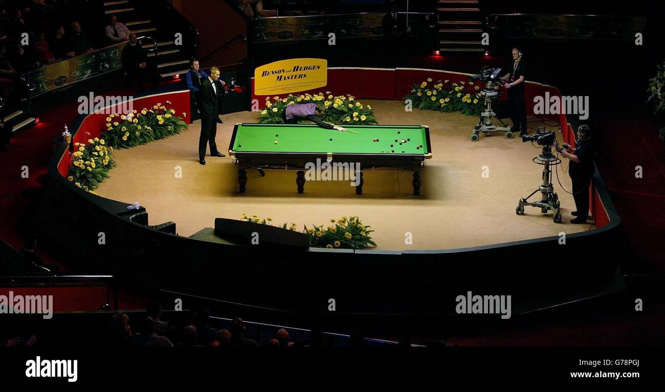 Wales' Mark Williams (centre) in action in front of television cameras ...