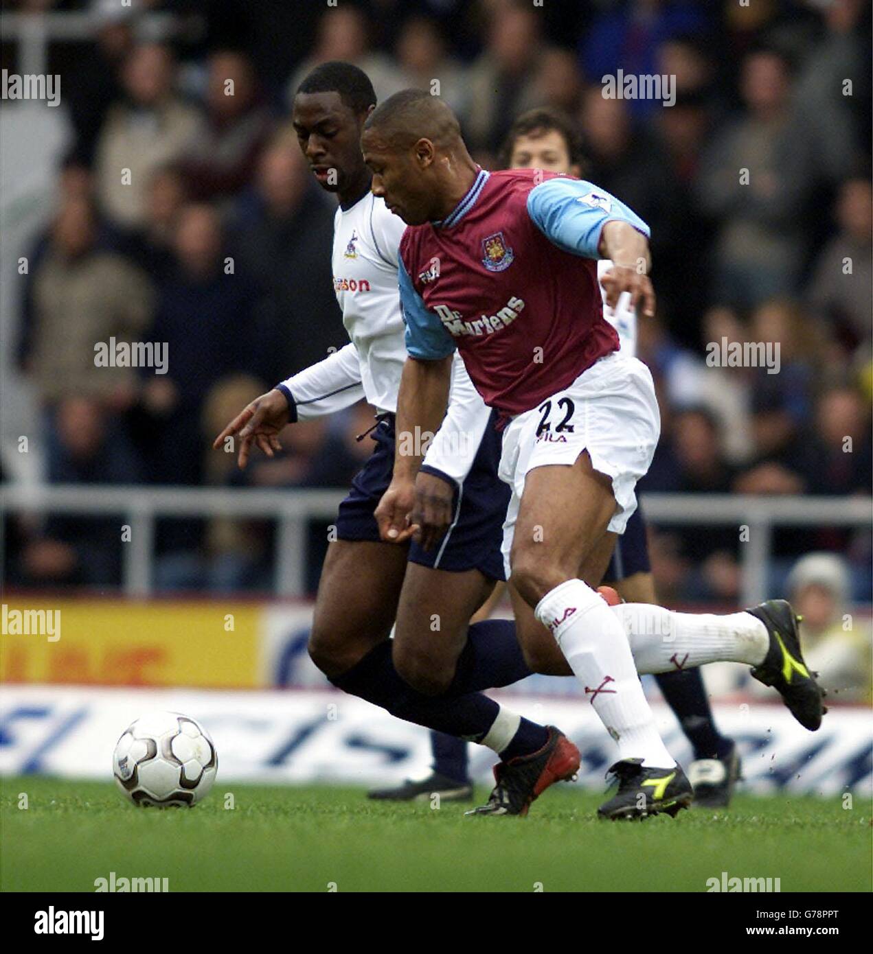 West Ham United's Les Ferdinand and Tottenham Hotspur's Ledley King ...
