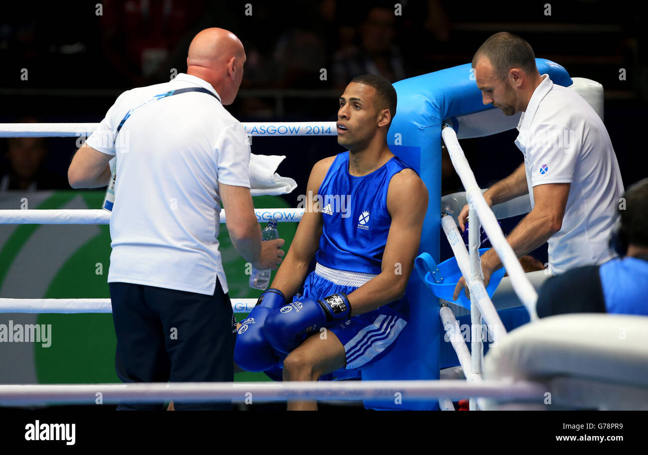 Sport between rounds hi-res stock photography and images - Alamy