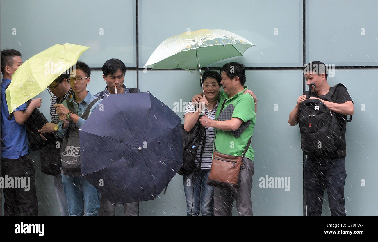 Tourists shelter as heavy rain falls near London Bridge, London Stock ...