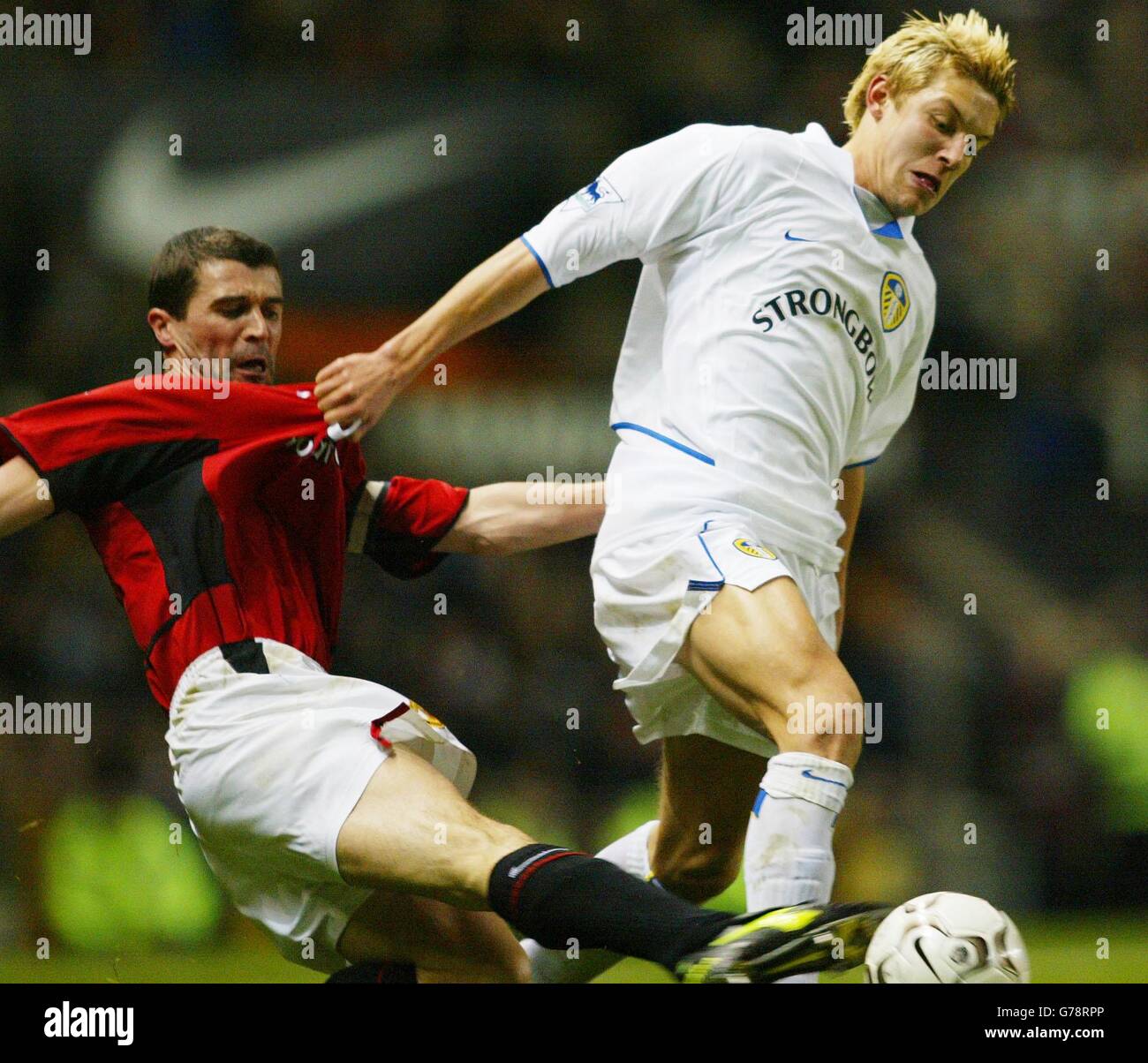 Sport football action tackling roy keane alan smith hi-res stock ...