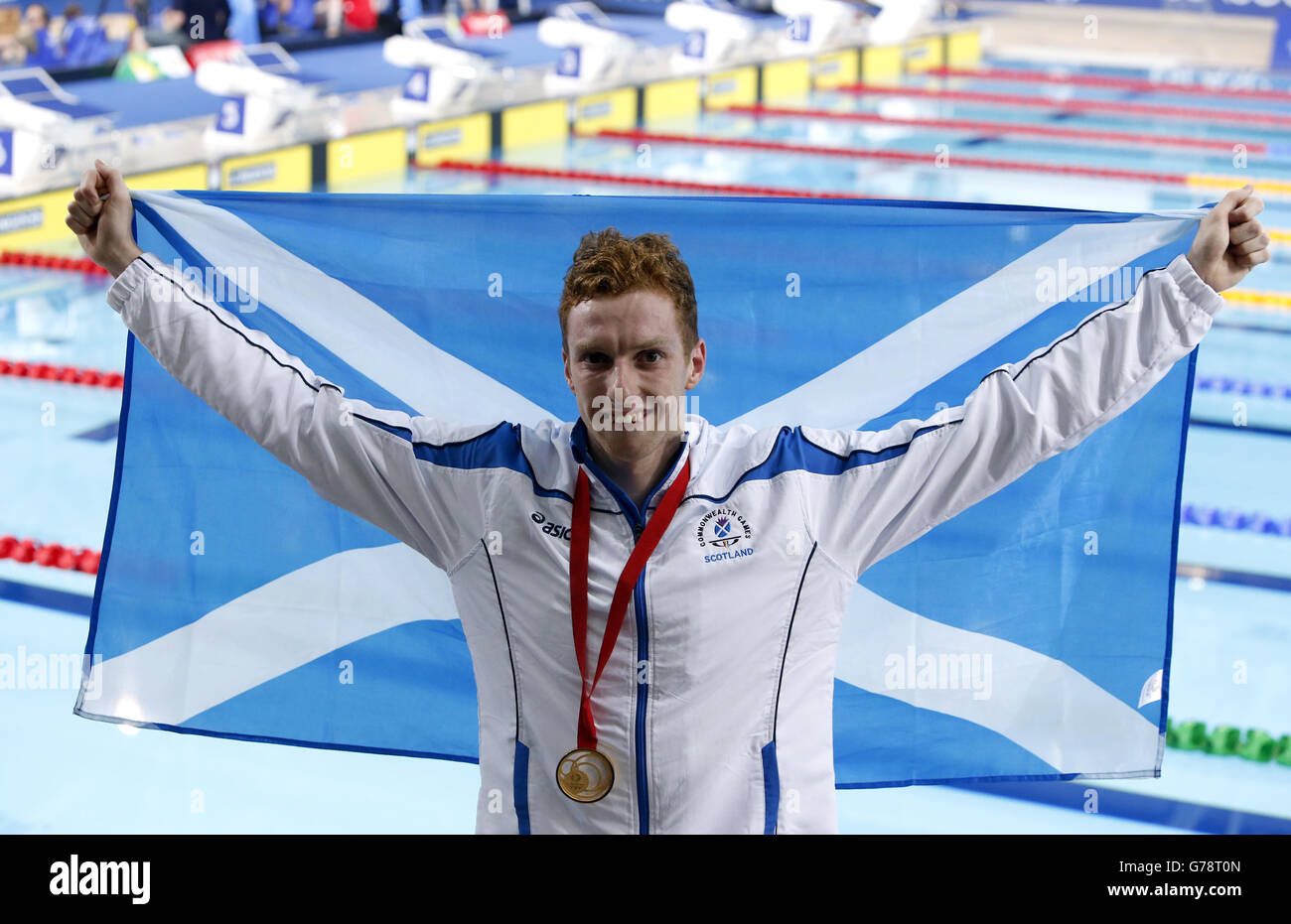 Scotland's Daniel Wallace celebrates with his gold medal won in the Men ...