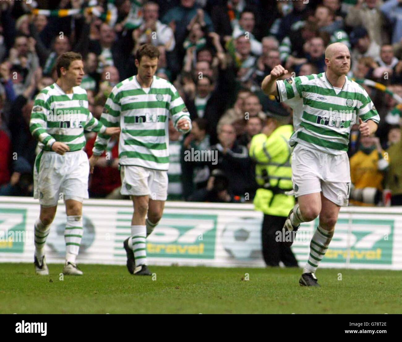 Celtic's John Hartson (R) celebrates his goal against Rangers during ...