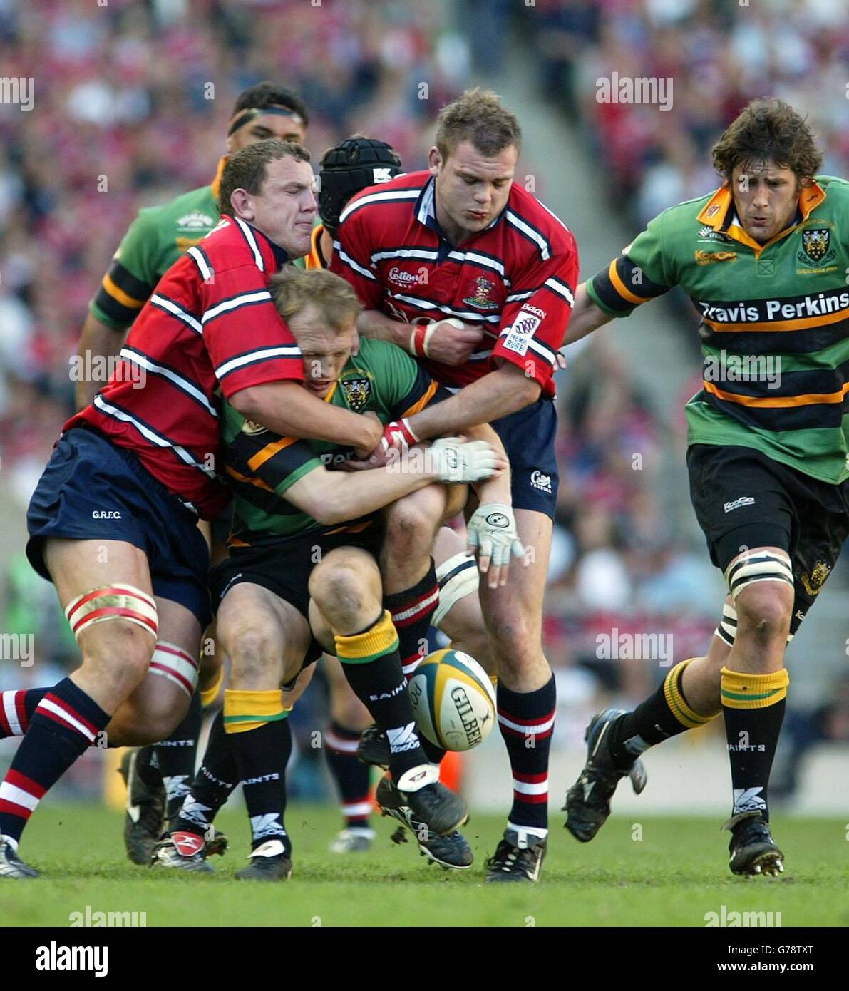 Gloucester's Adam Eustace (left) and Andy Hazell (centre) tackle ...