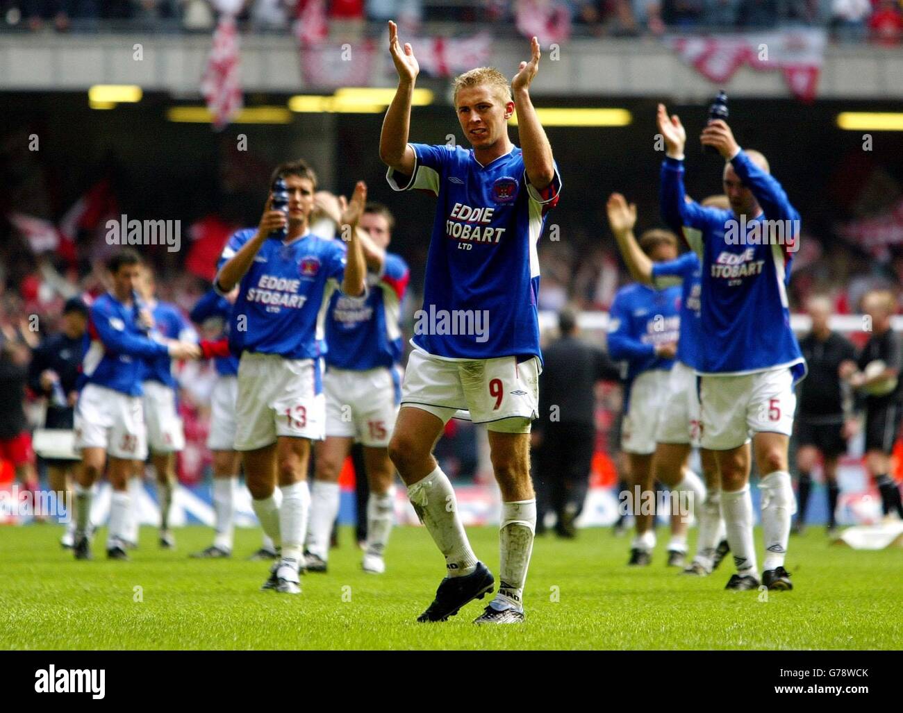 Sport football action claping hi-res stock photography and images - Alamy