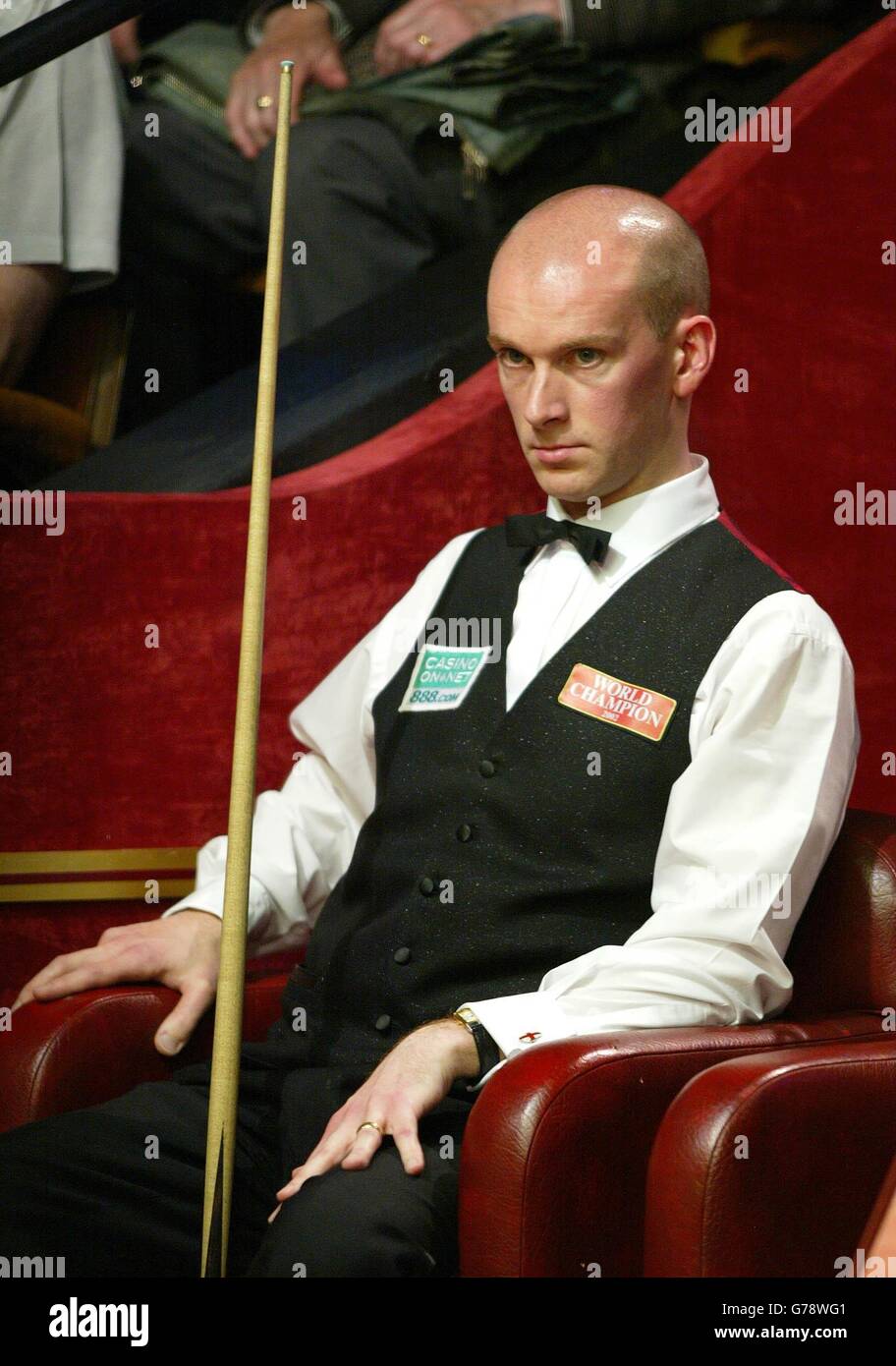 England s Peter Ebdon watches on during the Embassy World Snooker Championship second round match against Malta s Tony Drago at the Crucible Theatre Sheffield Stock Photo Alamy