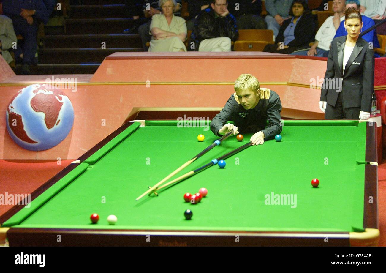 At the embassy world snooker championship hi-res stock photography and ...