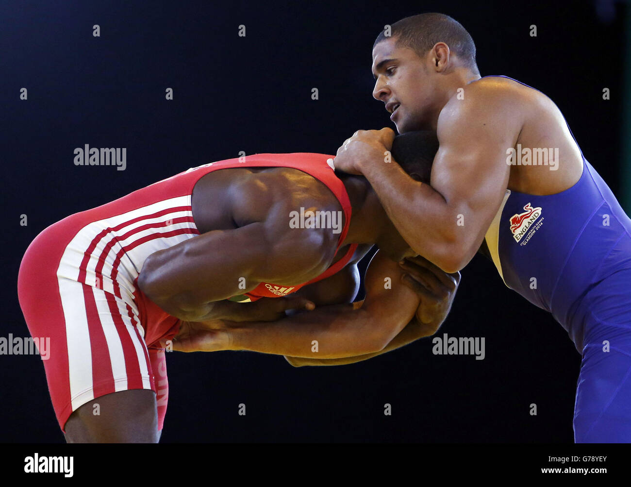 England's bronze medal winner Leon Rattigan (blue) and Nigeria's Soso ...