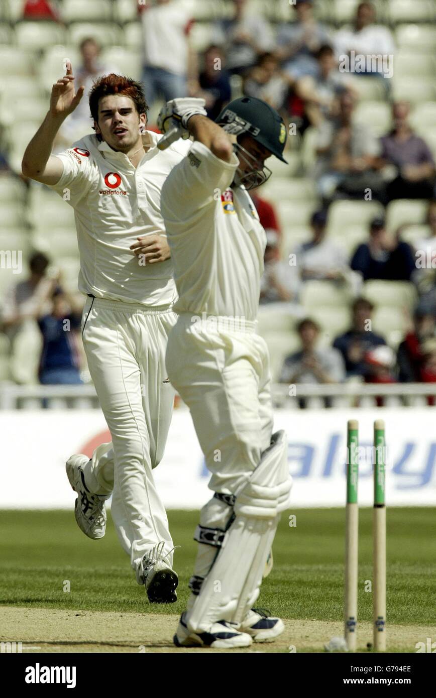 Sport cricket action bowling james anderson hi-res stock photography ...