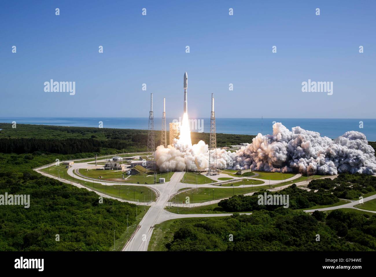 Liftoff muos 5 blastoff aerial hi-res stock photography and images - Alamy