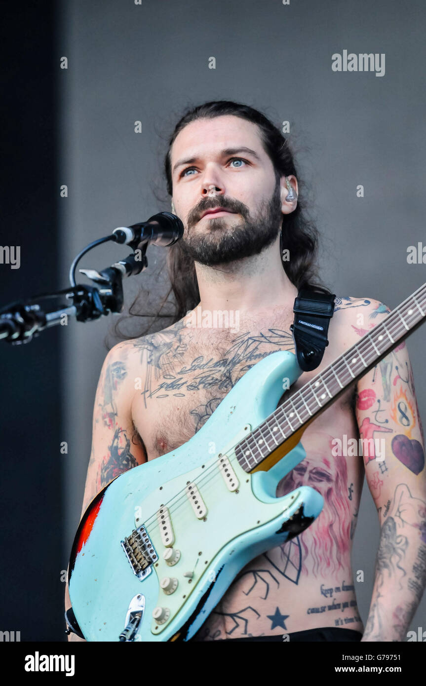 Biffy Clyro Simon Neil High Resolution Stock Photography and Images - Alamy
