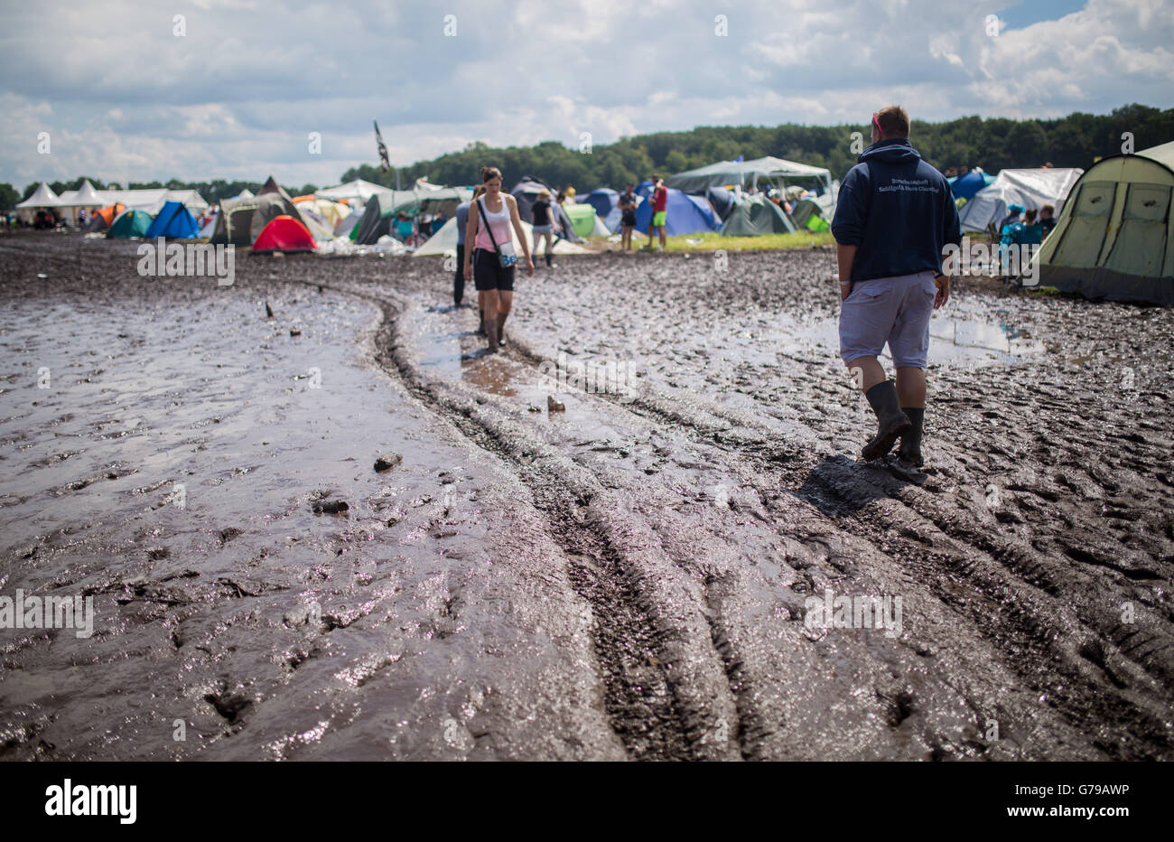 Wade through mud hi-res stock photography and images - Alamy