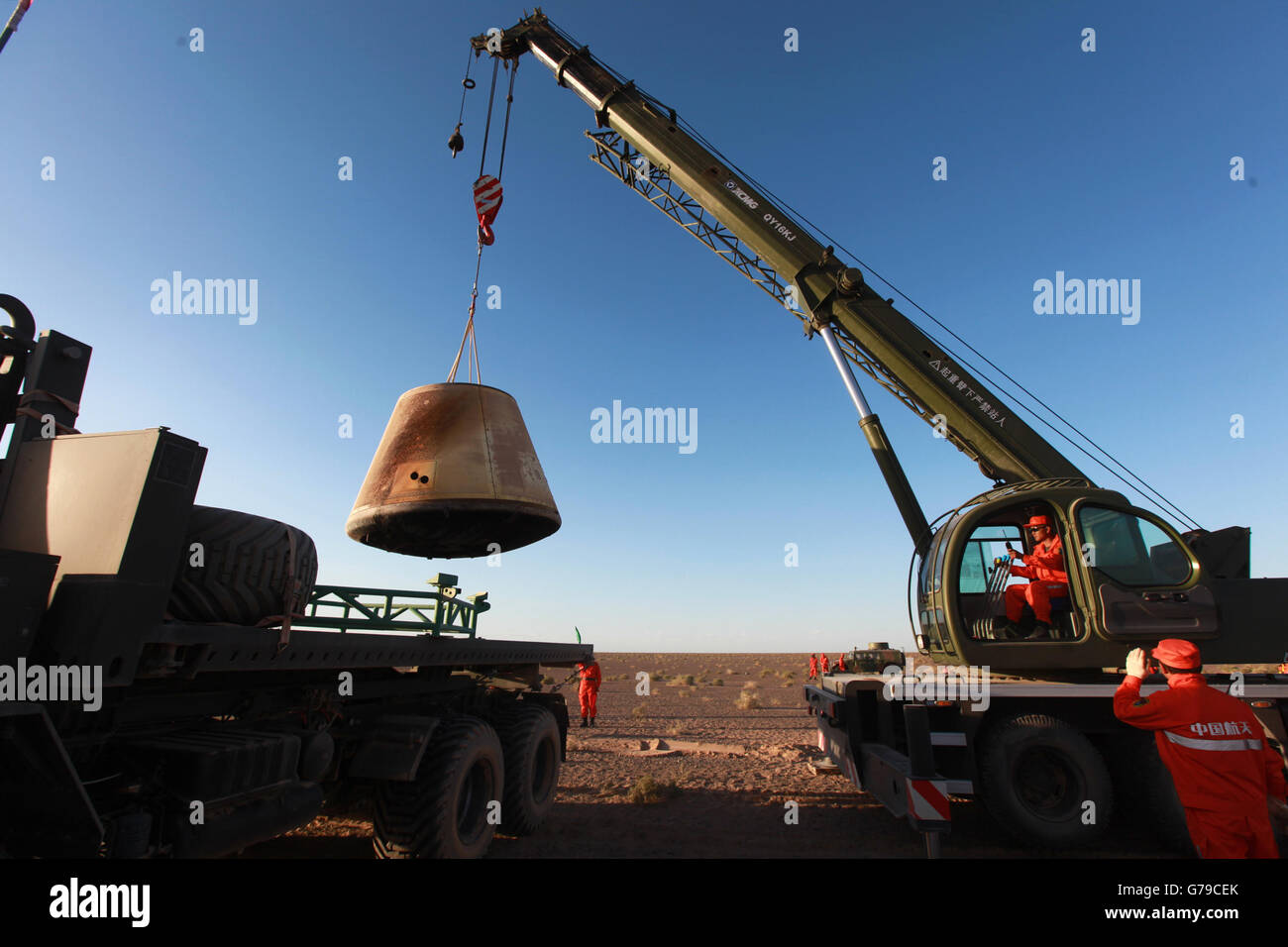 Jiuquan. 26th June, 2016. A crane uplifts the reentry module in Badain ...