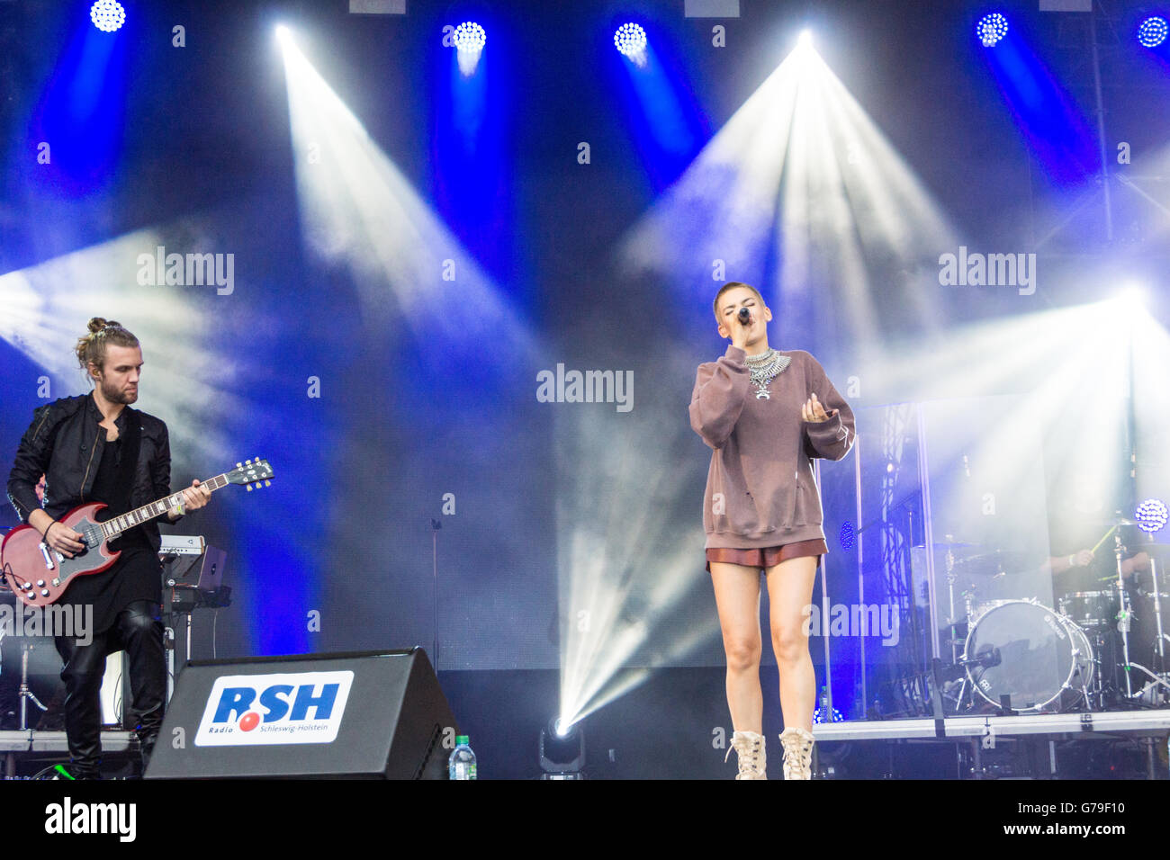 Frida gold hi-res stock photography and images - Alamy