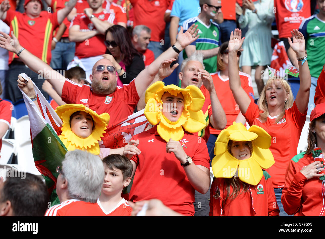 Wales football fans paris hi-res stock photography and images - Alamy