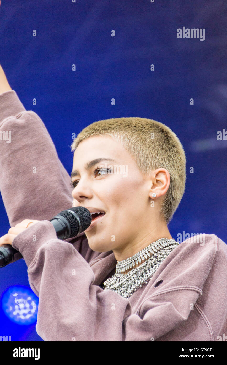 Frida gold hi-res stock photography and images - Alamy