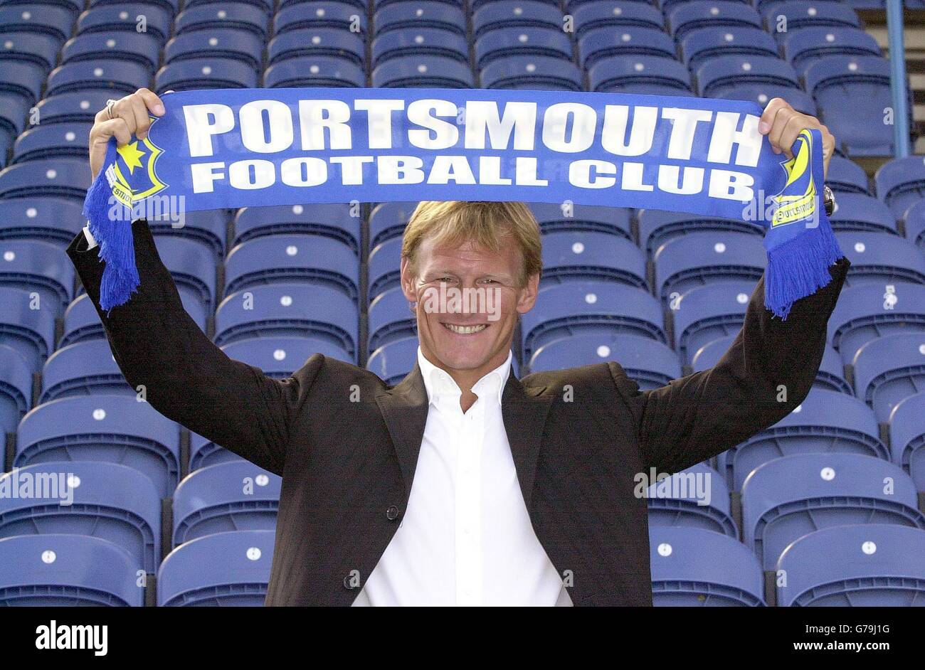 Sport football teddy sheringham hi-res stock photography and images - Alamy