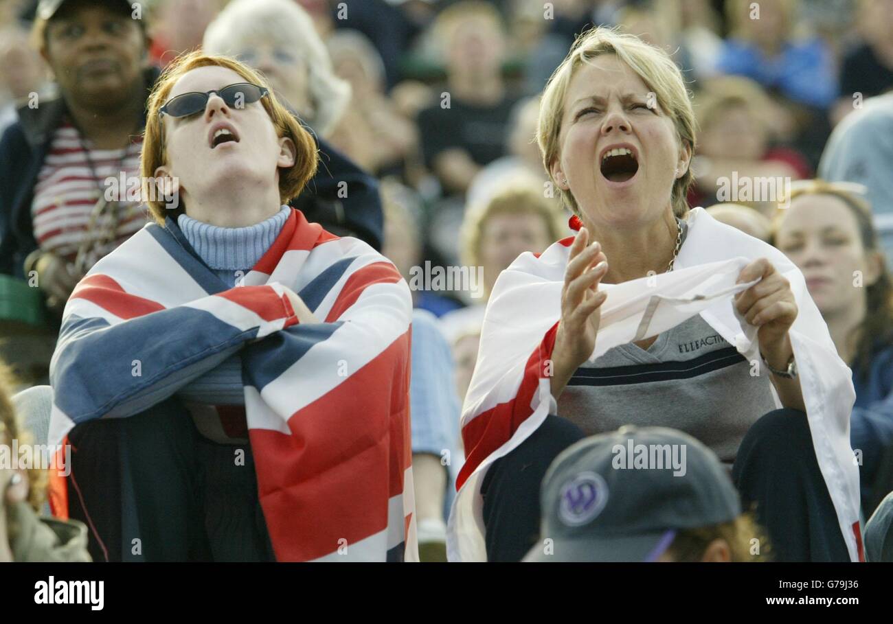 Crowd fans union jack flag hi-res stock photography and images - Alamy