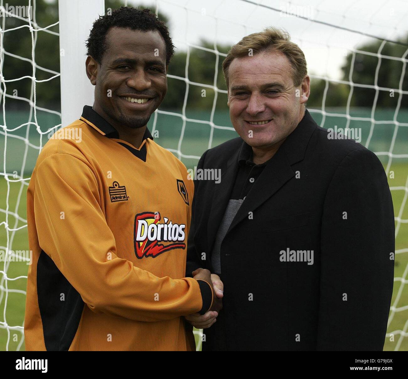 Wolverhampton Wanderers Manager Dave Jones with his new signing Isaac ...